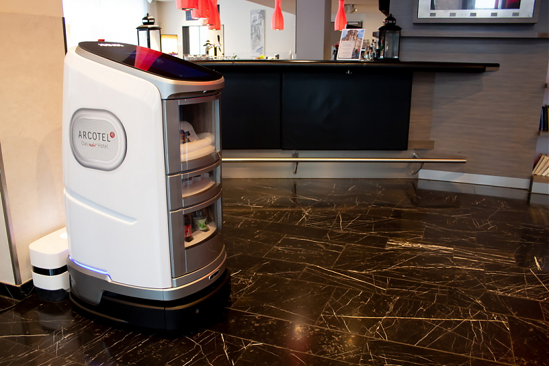 IM ARCOTEL JOHN F: JEEVES DER ROBOTER! | Robotise AG